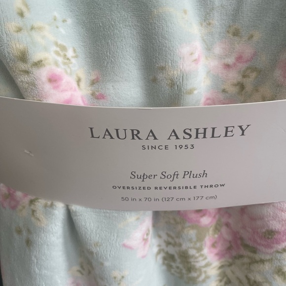 Laura Ashley | Bedding | Laura Ashley Oversized Reversible Throw Floral ...
